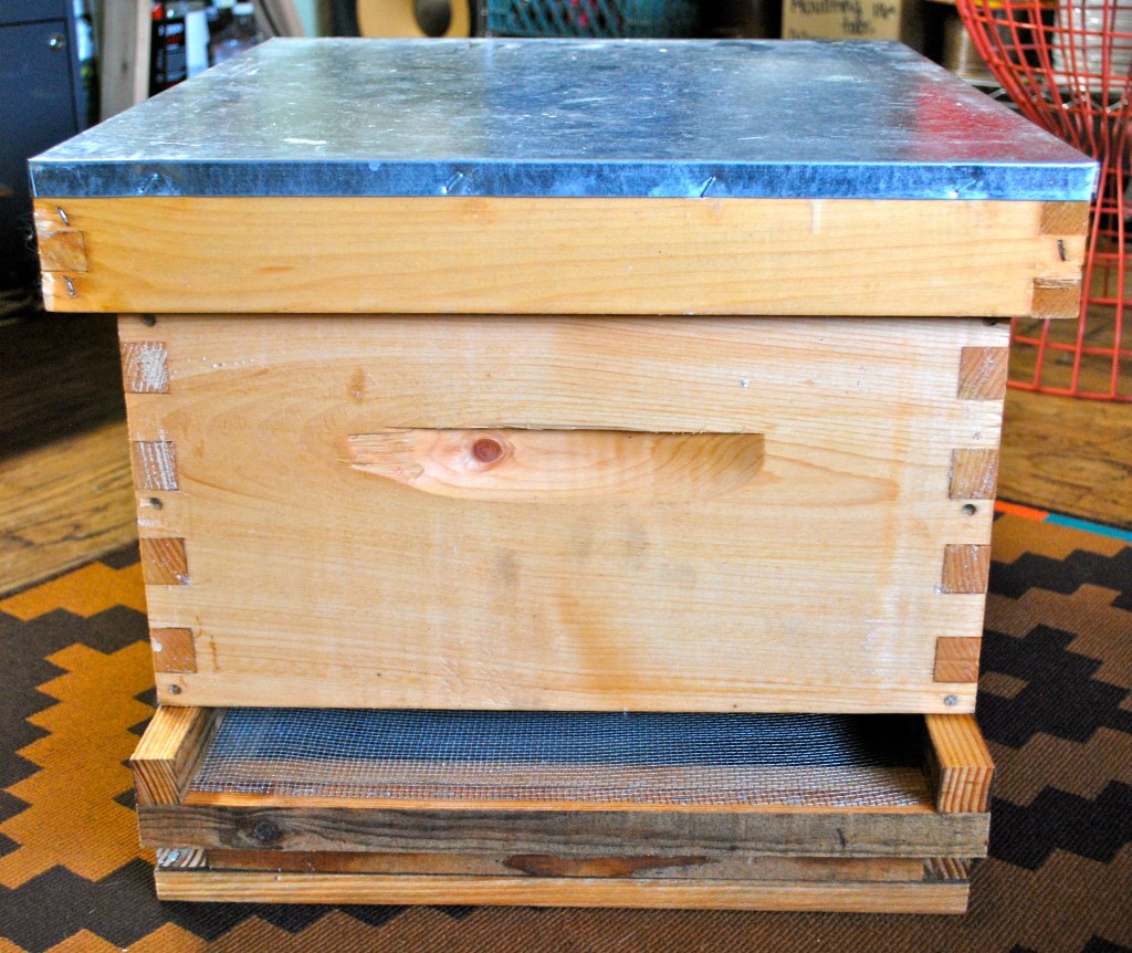 DIY Convertible Screened/Solid Bottom Board | Abernathy's Rabbitry